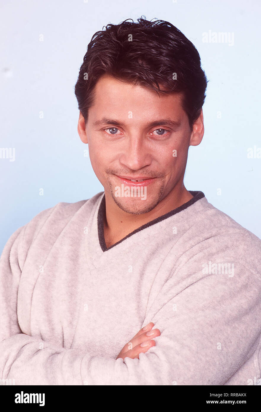 Björn (PATRICK BACH) und seine kleinen Helfer bauen mittlerweile an dem ...