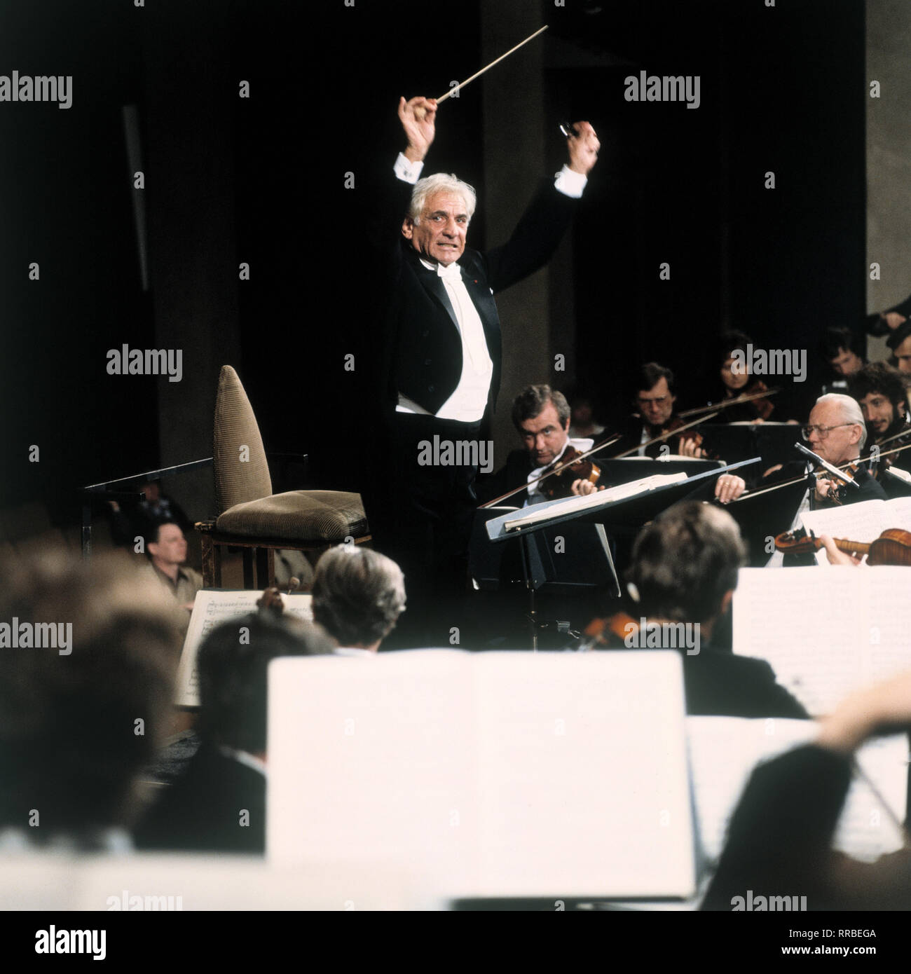 Conductor LEONARD BERNSTEIN (1918-1990) with orchestra (1985 ...