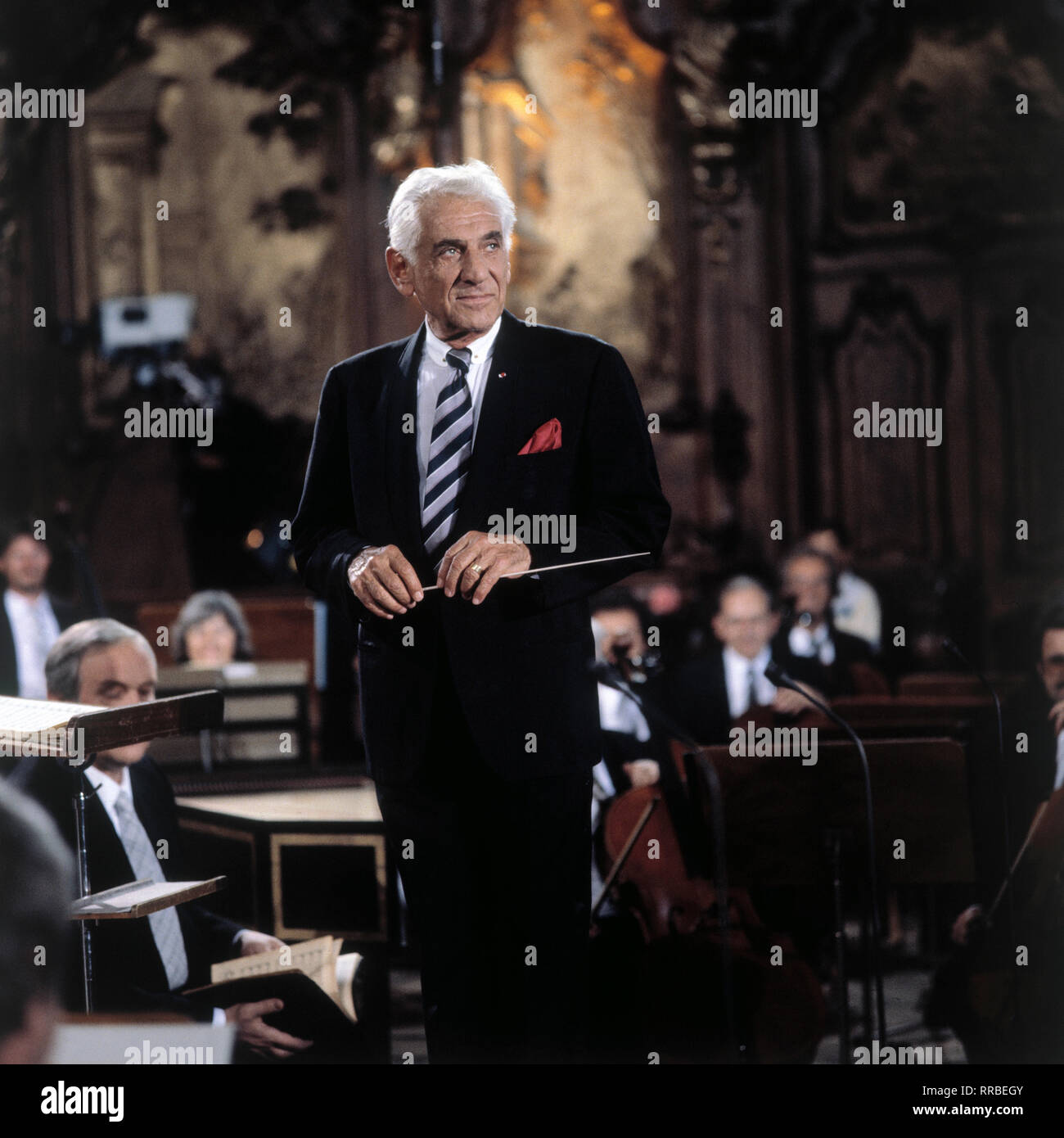 Conductor LEONARD BERNSTEIN (1918-1990) with orchestra (1988 ...