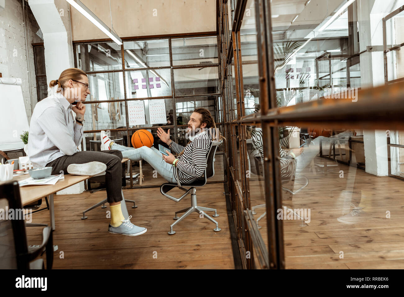 Informal relaxed work hi-res stock photography and images - Alamy