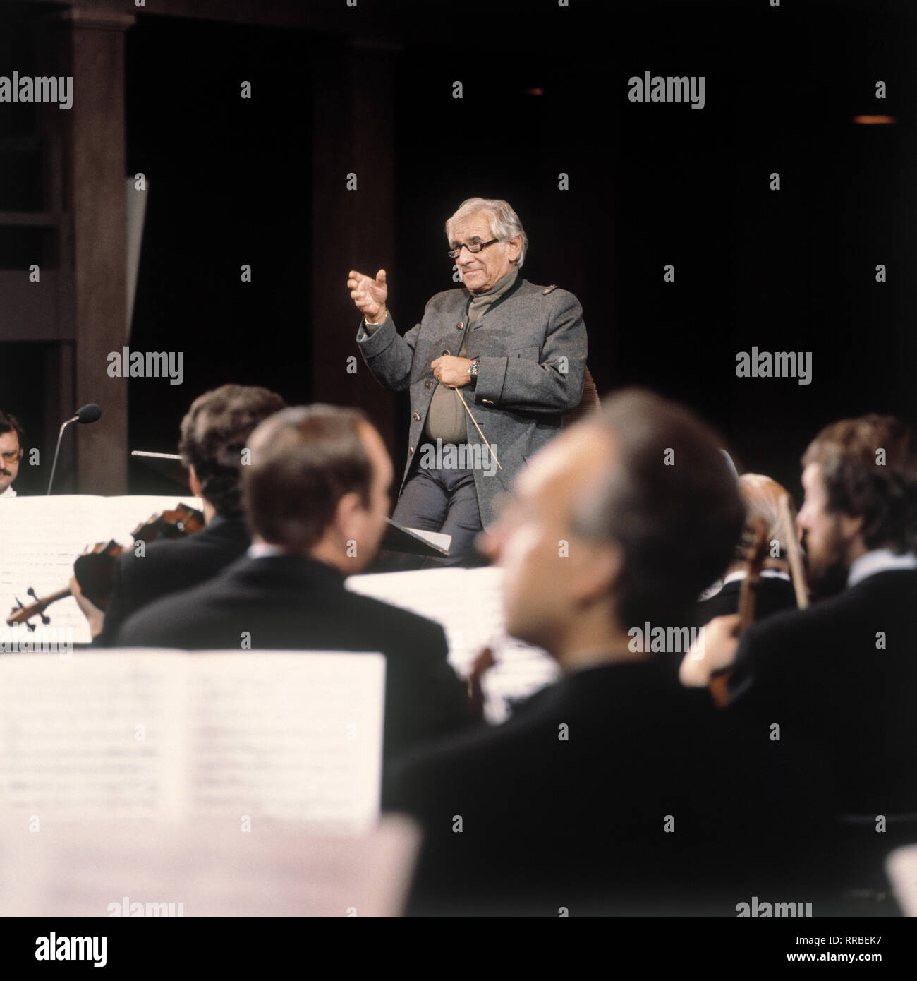 Conductor LEONARD BERNSTEIN (1918-1990) with orchestra (1981 ...