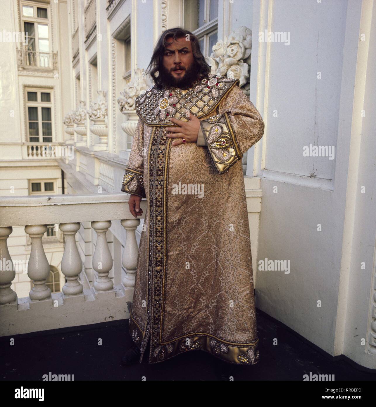 IVAN REBROFF in einem Bühnenkostüm (1980er) United Archives / kpa/Reiss ...