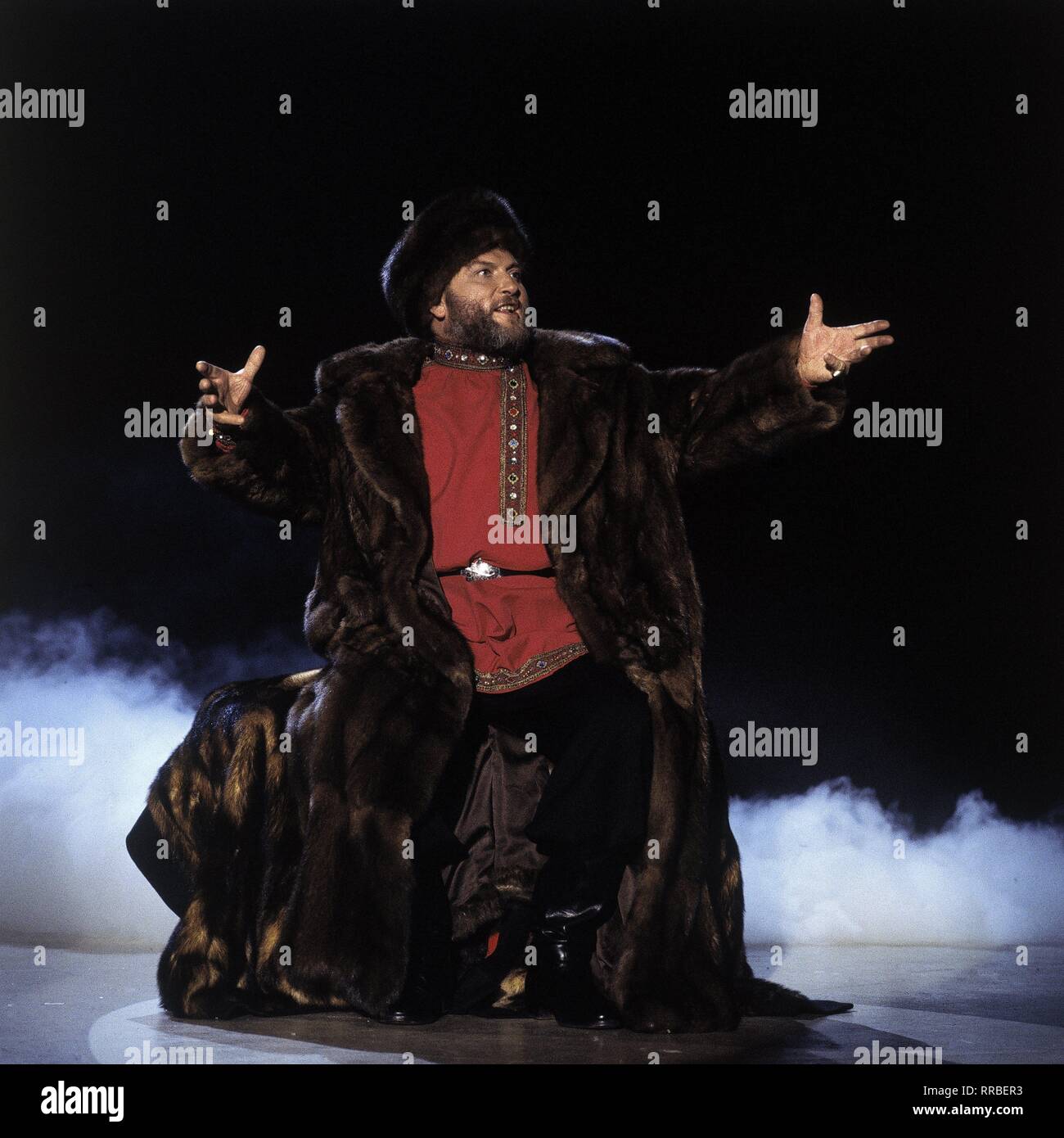 IVAN REBROFF bei einem Showauftritt (1985). / Überschrift: IVAN REBROFF ...