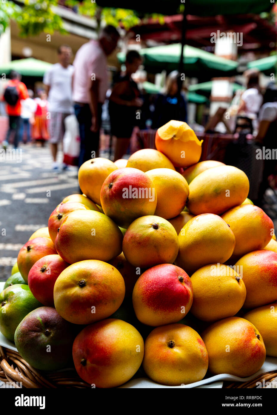 Basket of mangoes in market hi-res stock photography and images - Alamy