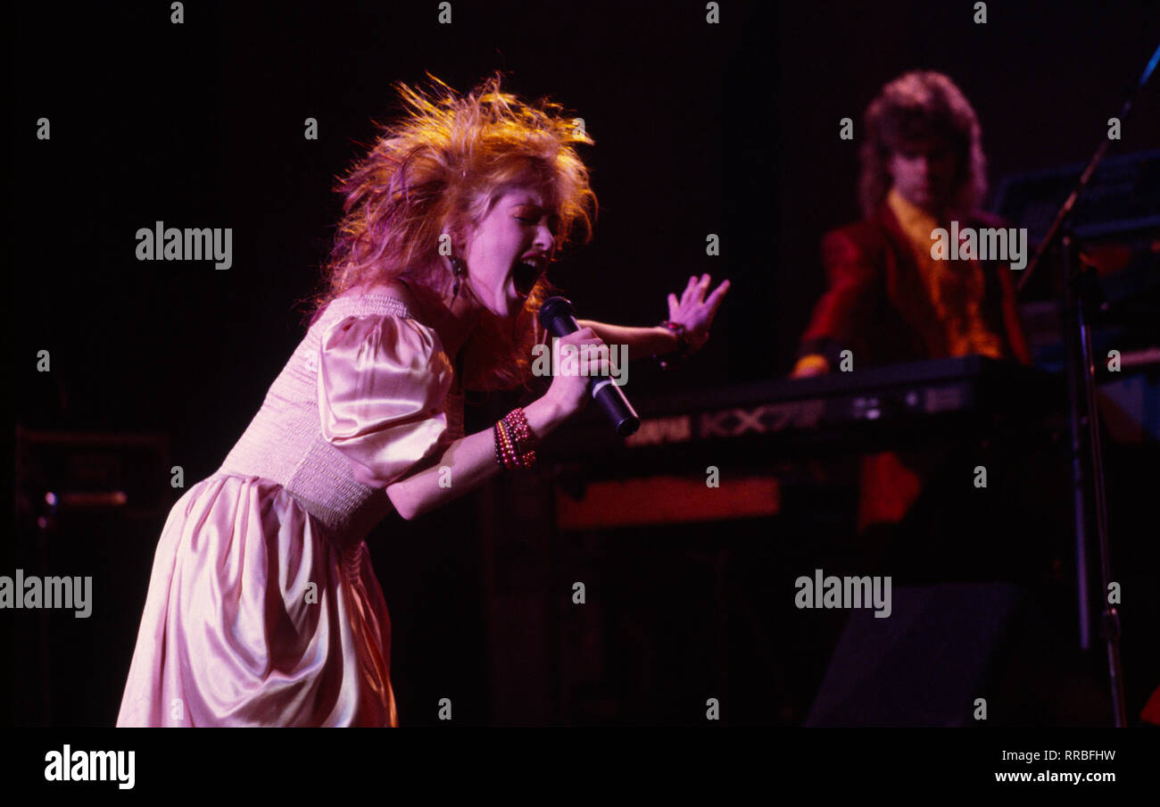 Cindy lauper 1987 hi-res stock photography and images - Alamy