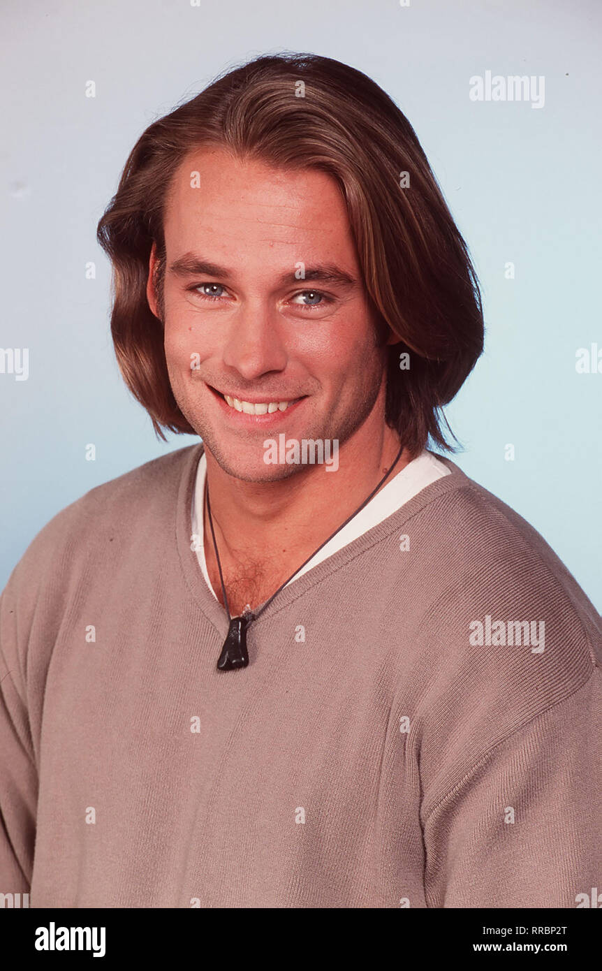 Mark (MARCO GIRNTH) und Rai geraten in eine Schlägerei mit olaf und ...