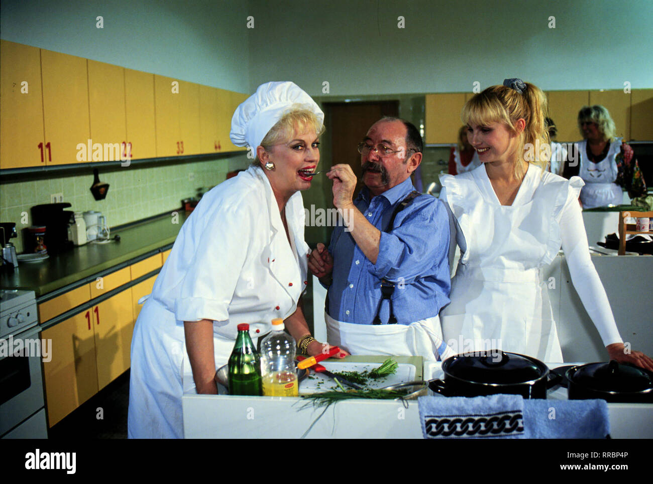 Willi (HEINZ SCHUBERT) belegt einen Kochkurs, die Lehrerin Frau hörner ...