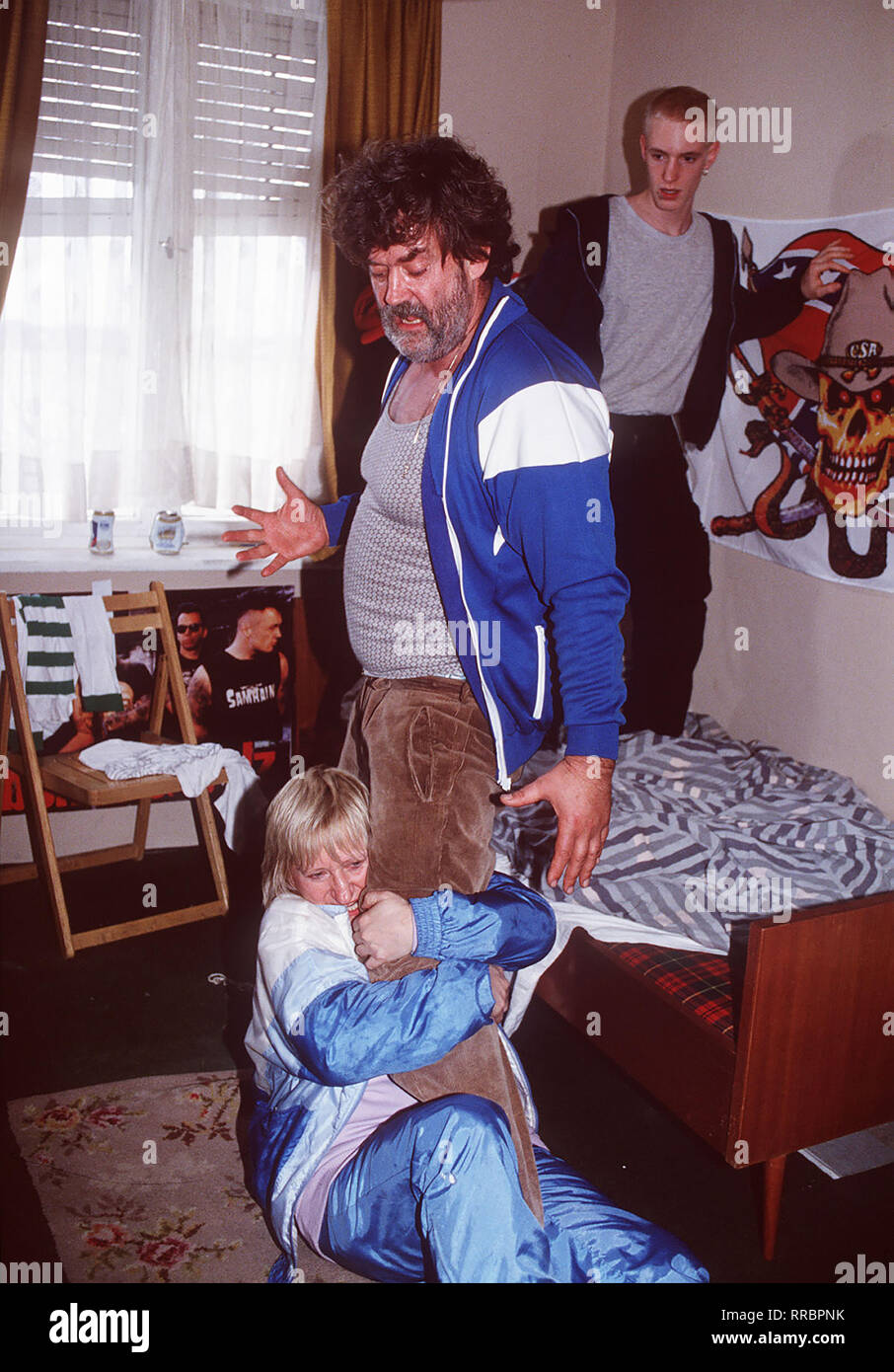 Als Fredys Mutter (CARMEN-MAJA ANTONI) ihren Mann (GERHARD OLSCHEWSKI ...
