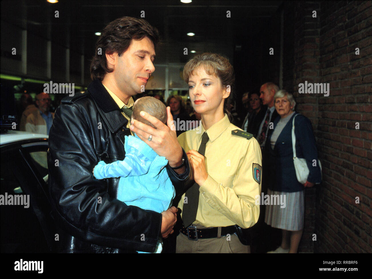 Folge: Ellens Baby / Am hellichten Tag wird in einer Einkaufsstraße ...