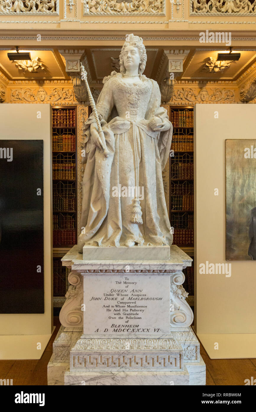 Queen anne statue sculpture hi-res stock photography and images - Alamy