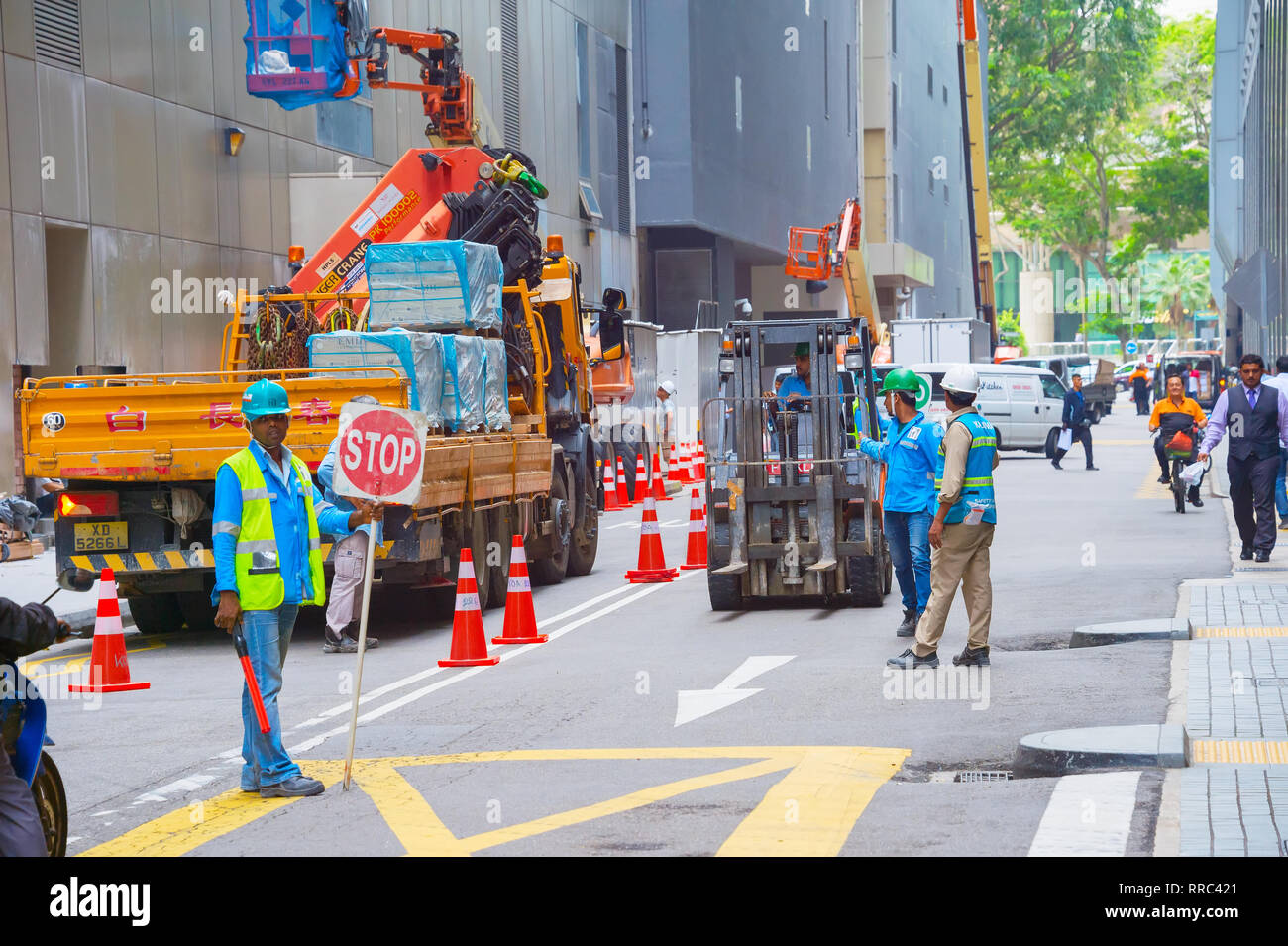 Singapore construction workers hi-res stock photography and images - Alamy