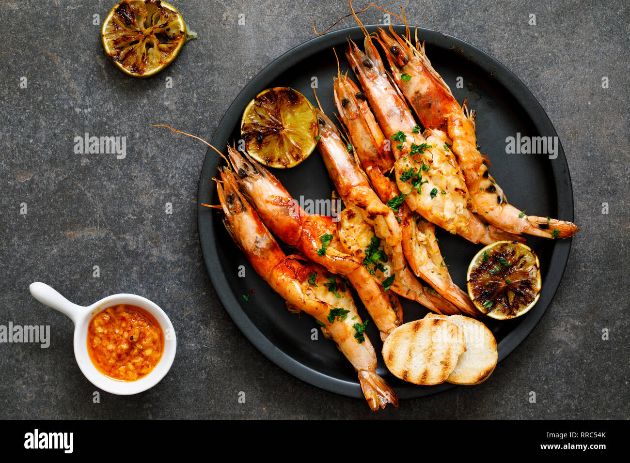 Grillede butterflied prawns Stock Photo - Alamy