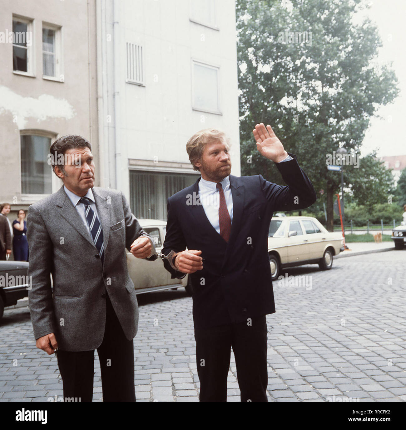 Martin Brenner (JAN HENDRIKS) führt den Verdächtigen Harry A. Schneider ...