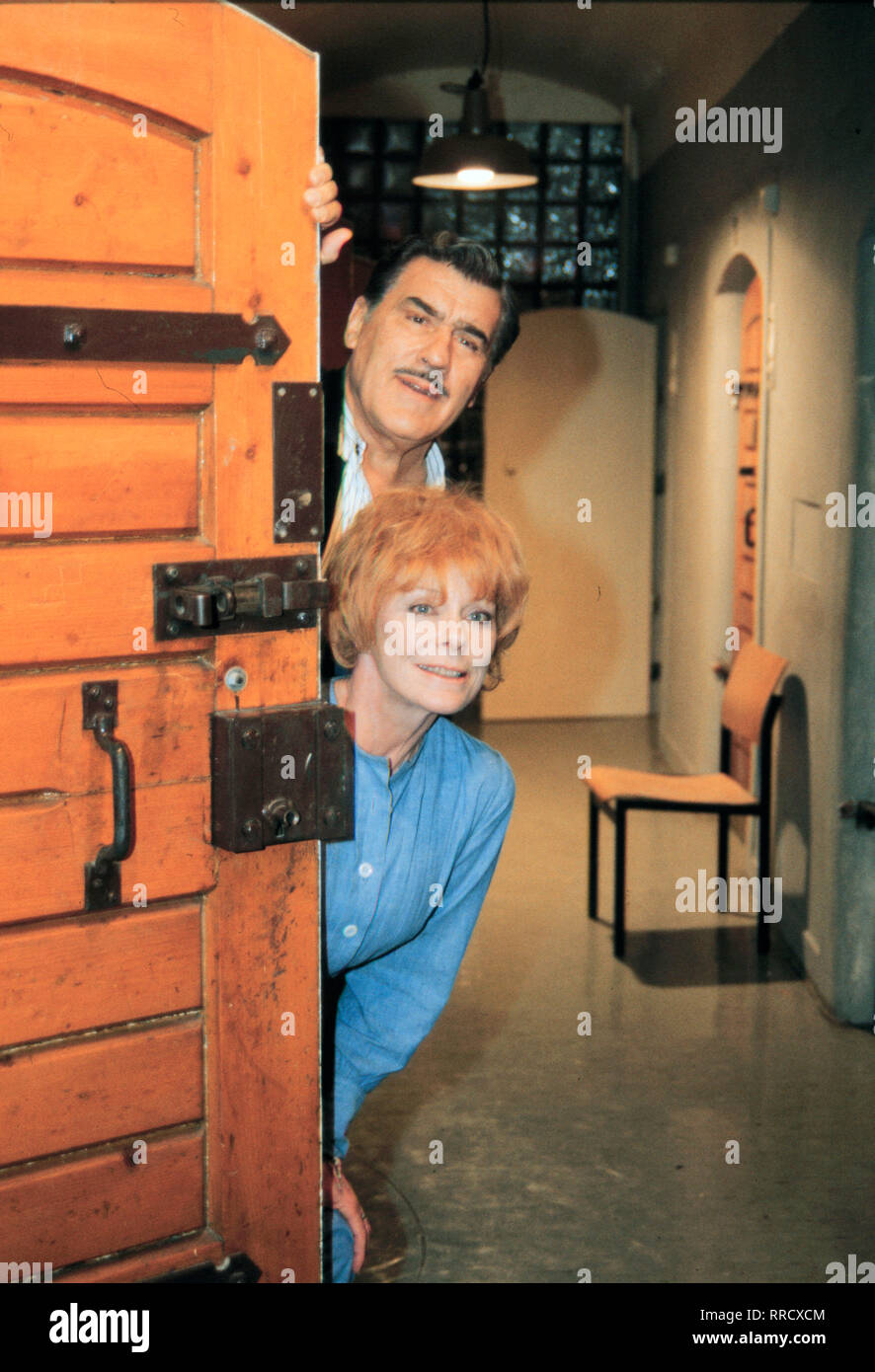 ALLES NUR TARNUNG / D 1996 / Peter Zingler / Willi (MARIO ADORF) und ...