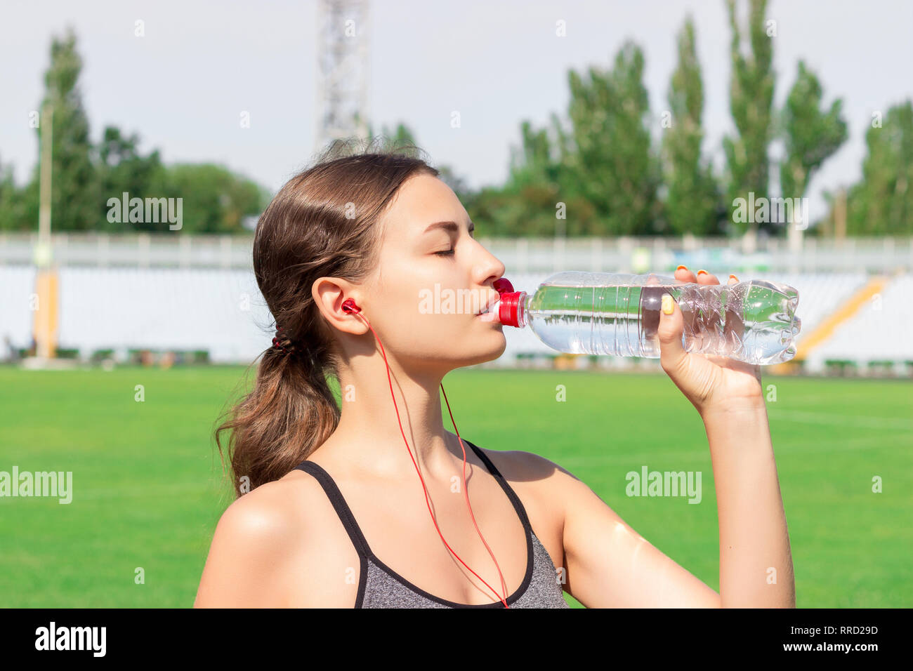 Athlete Drinking Sports Drink Stock Photos & Athlete Drinking Sports ...
