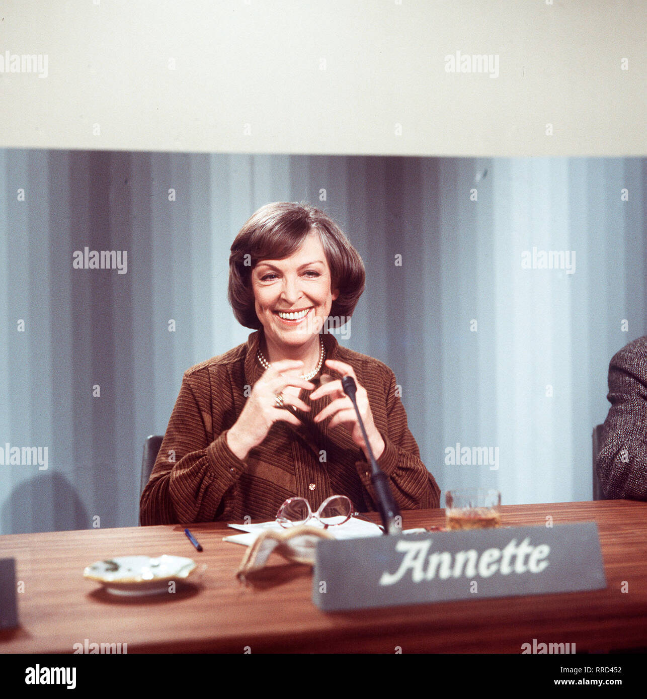 ANNETTE VON ARETIN im Rateteam von " Was bin ich? " / Copyright DFA ...