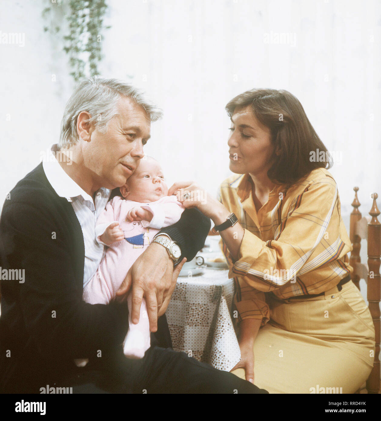 ICH HEIRATE EINE FAMILIE / Familienzuwachs / D 1984 / Angi und Werner ...