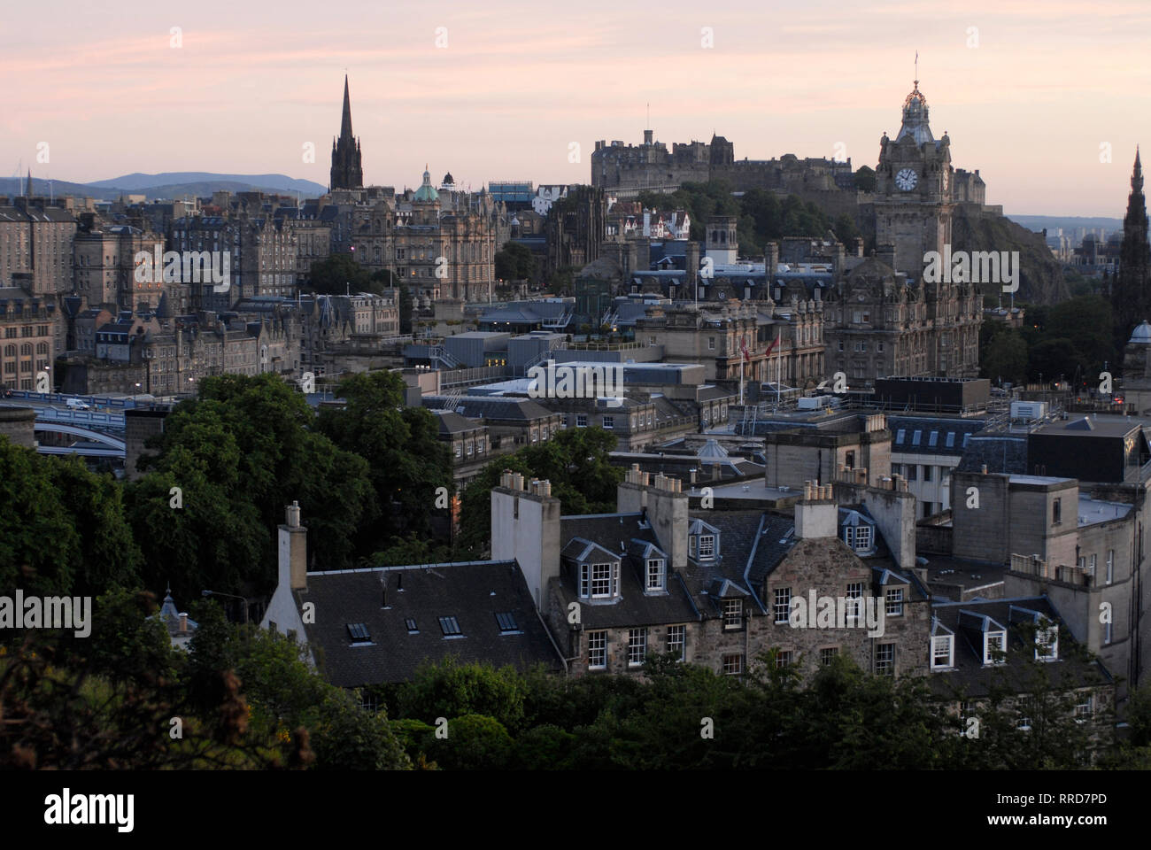 Tourism: Summer sunset at Calton Hill, Edinburgh, Edimburgo, Scotland ...