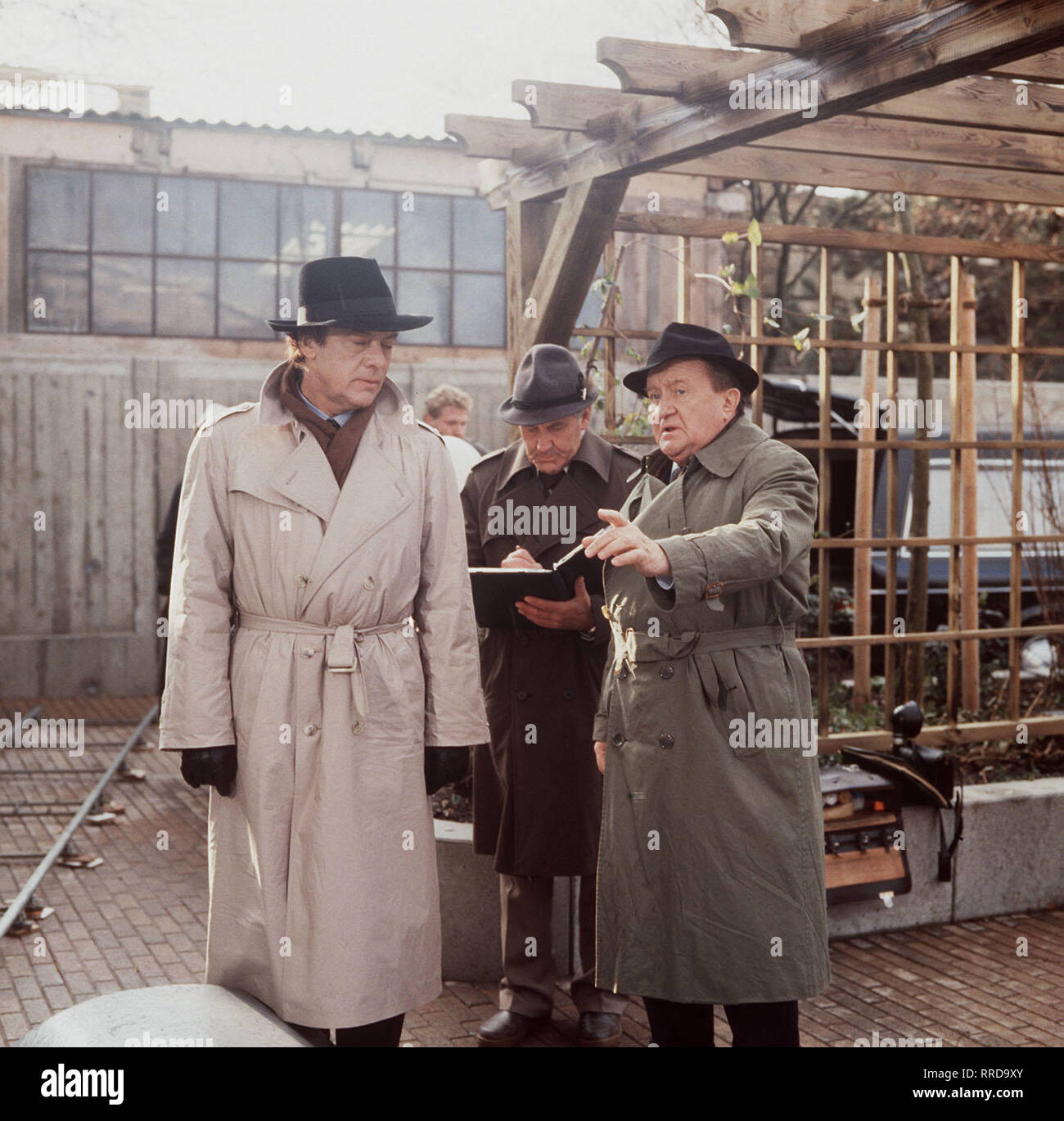 DER ALTE / Fluchthilfe / Werner Greves (KLAUSJÜRGEN WUSSOW) Frau liegt ...