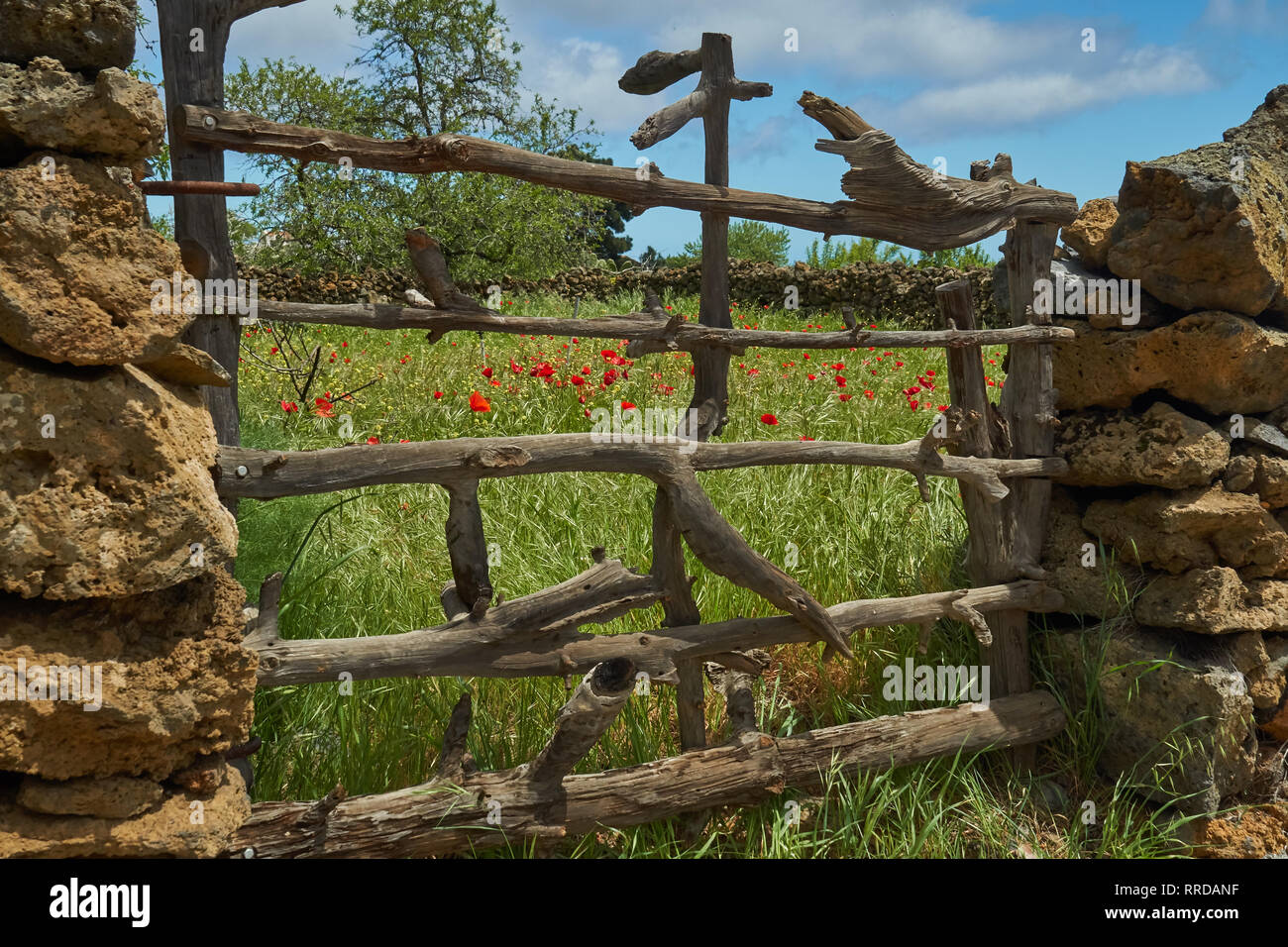Gates in a field hi-res stock photography and images - Alamy