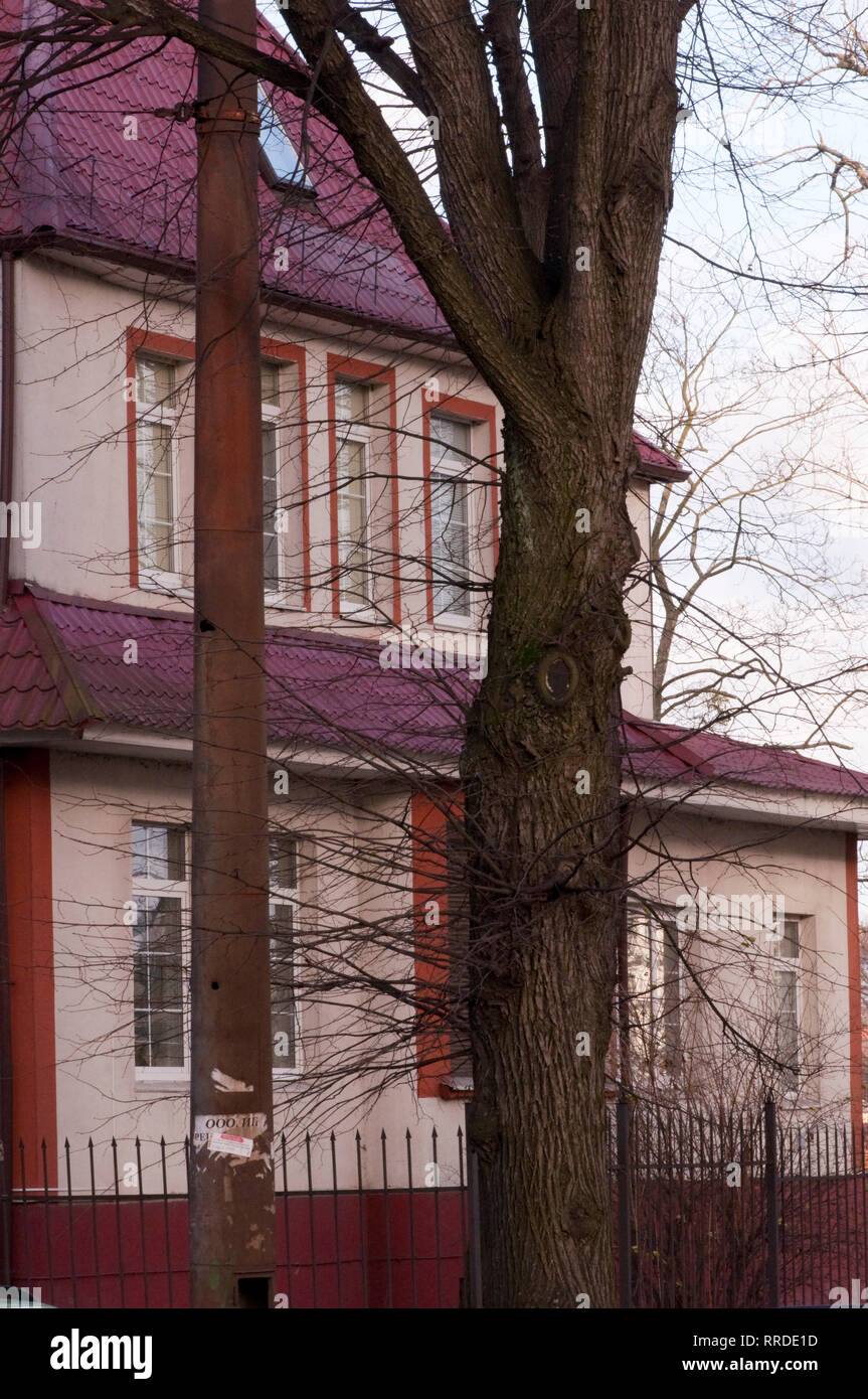 The house behind trees. The big house in a city Stock Photo - Alamy