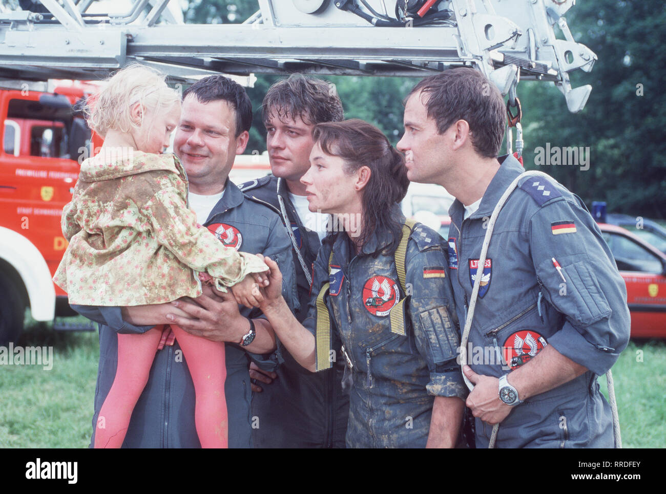 DIE RETTUNGSFLIEGER- Ilona zieht Denise aus dem Brunnen. Thomas beginnt ...