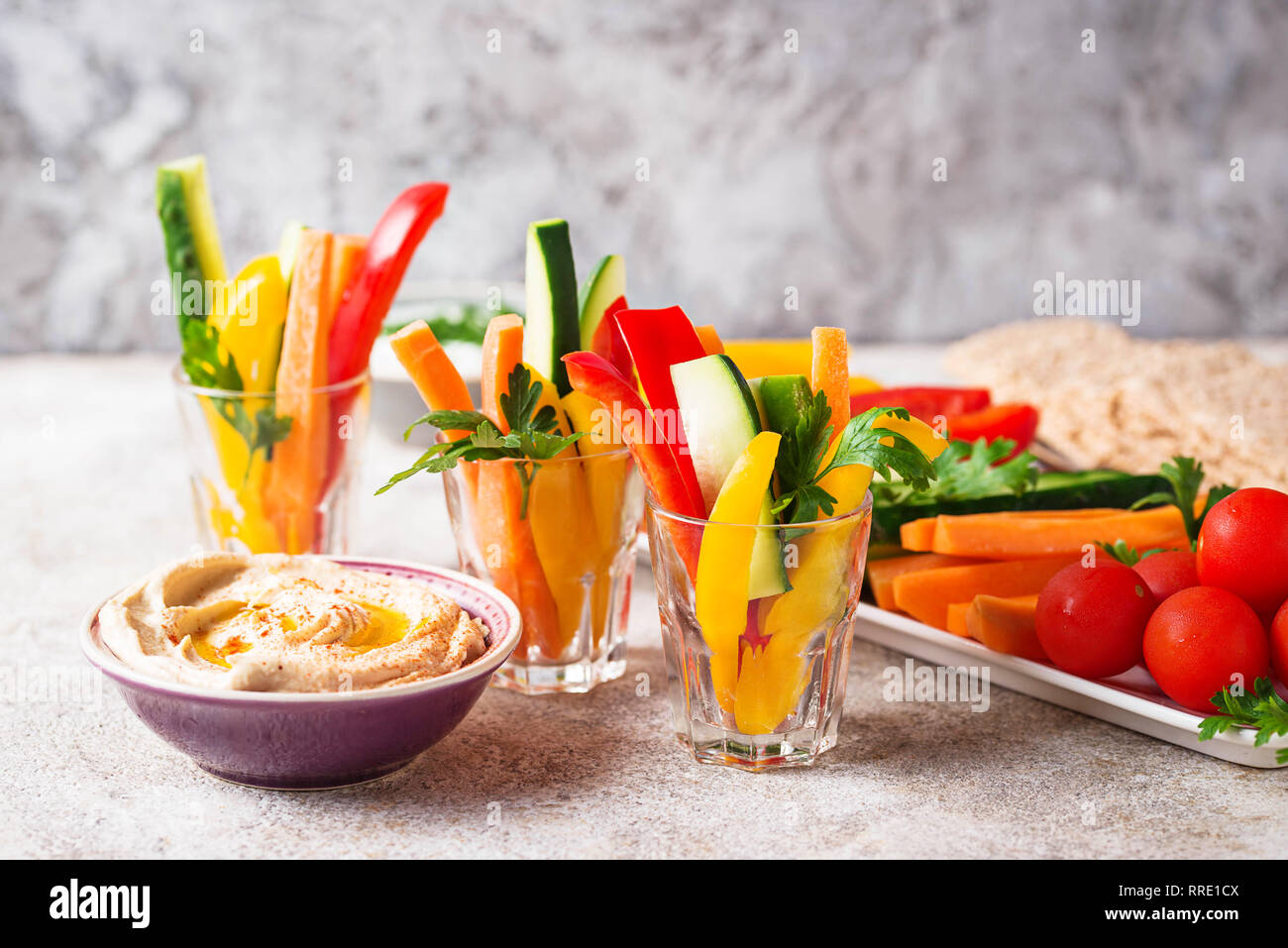 Snacks bar. Vegetables sticks and hummus Stock Photo - Alamy