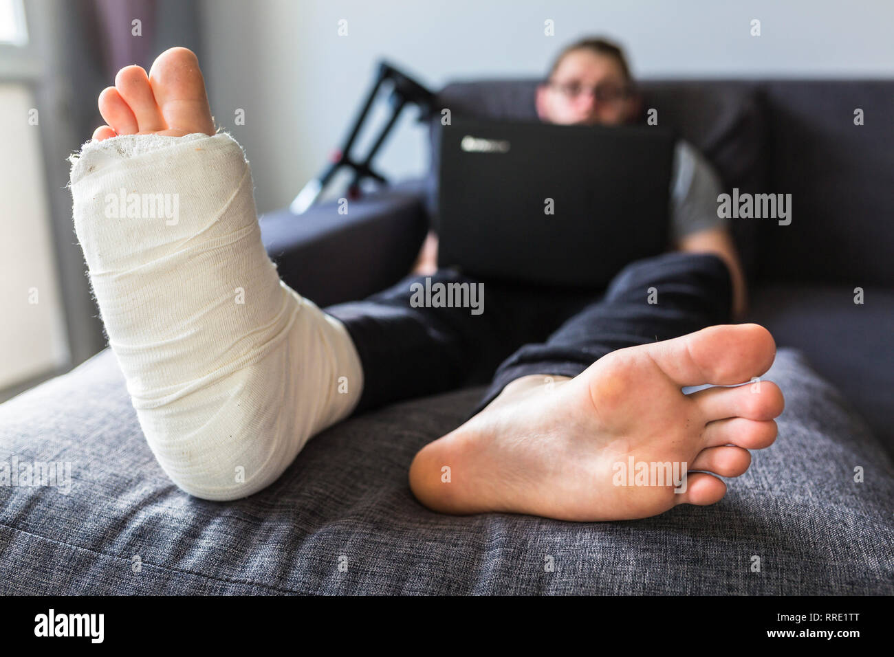 man with a broken leg is surfing the internet Stock Photo - Alamy