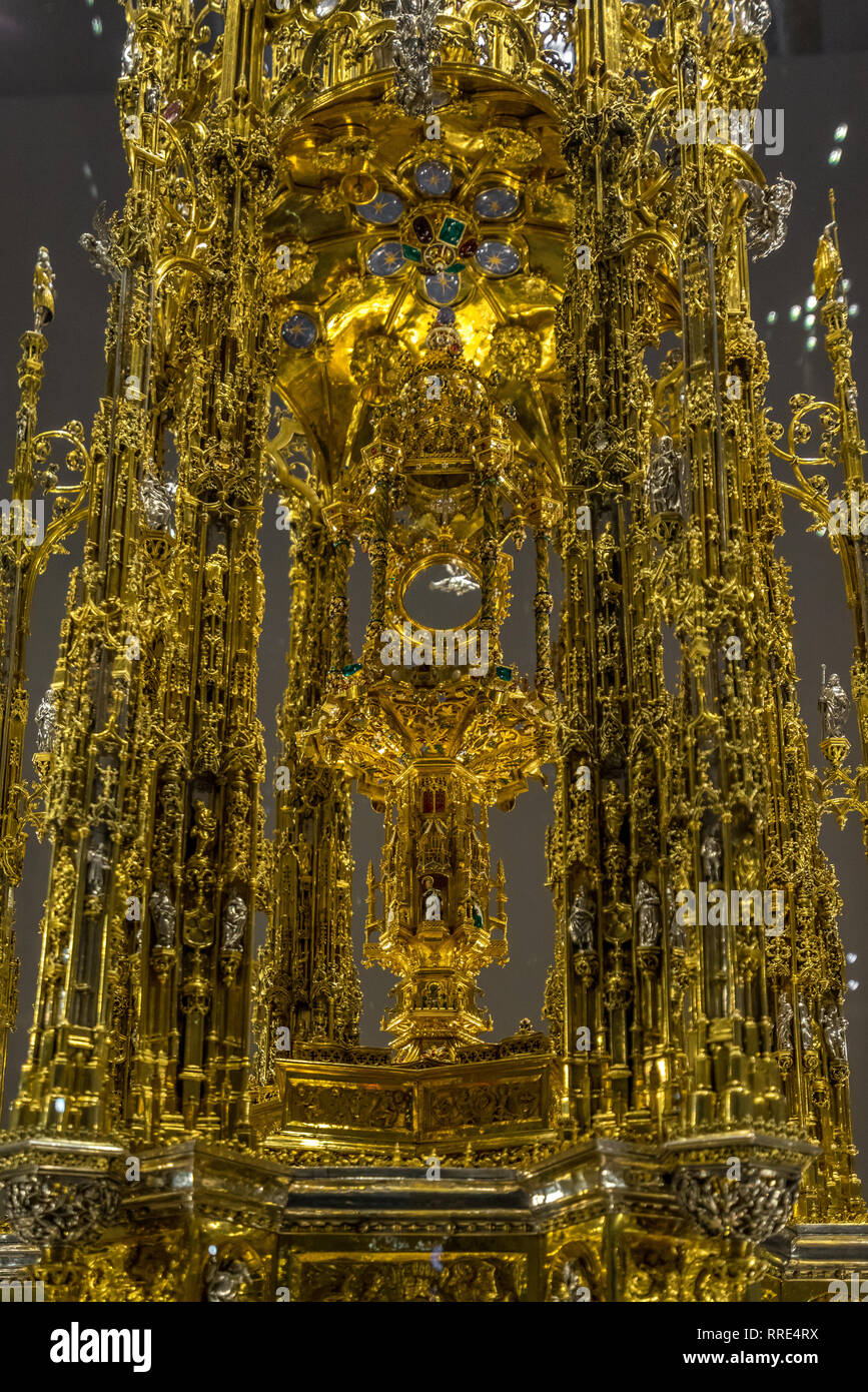 Monstrance of arfe hi-res stock photography and images - Alamy