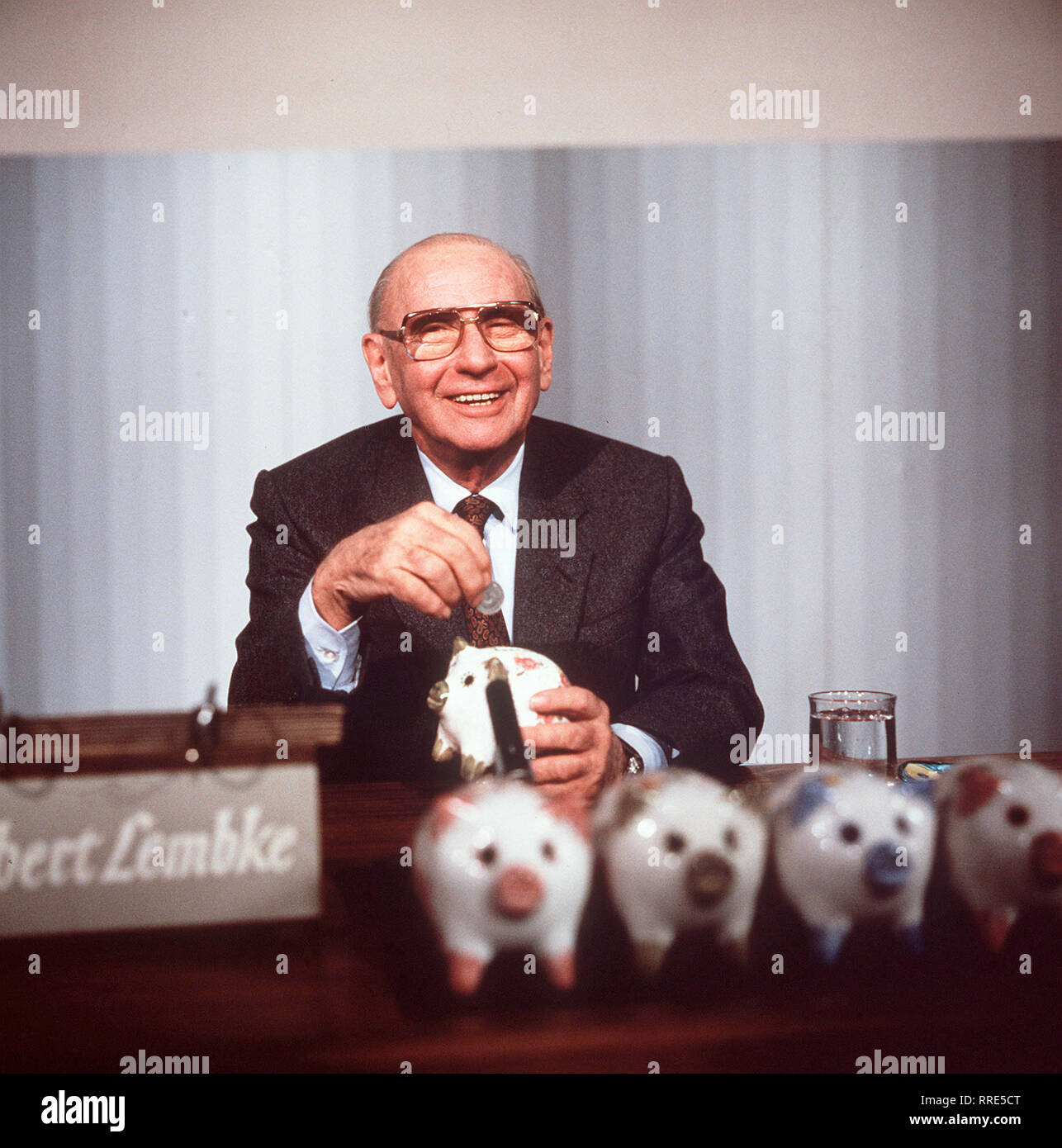 ROBERT LEMBKE / Quizmaster von " Was bin ich ? " / Copyright DFA ...