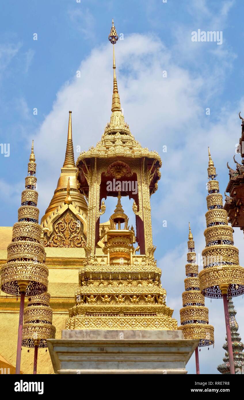 Thailand king and gold crown of victory hi-res stock photography and ...