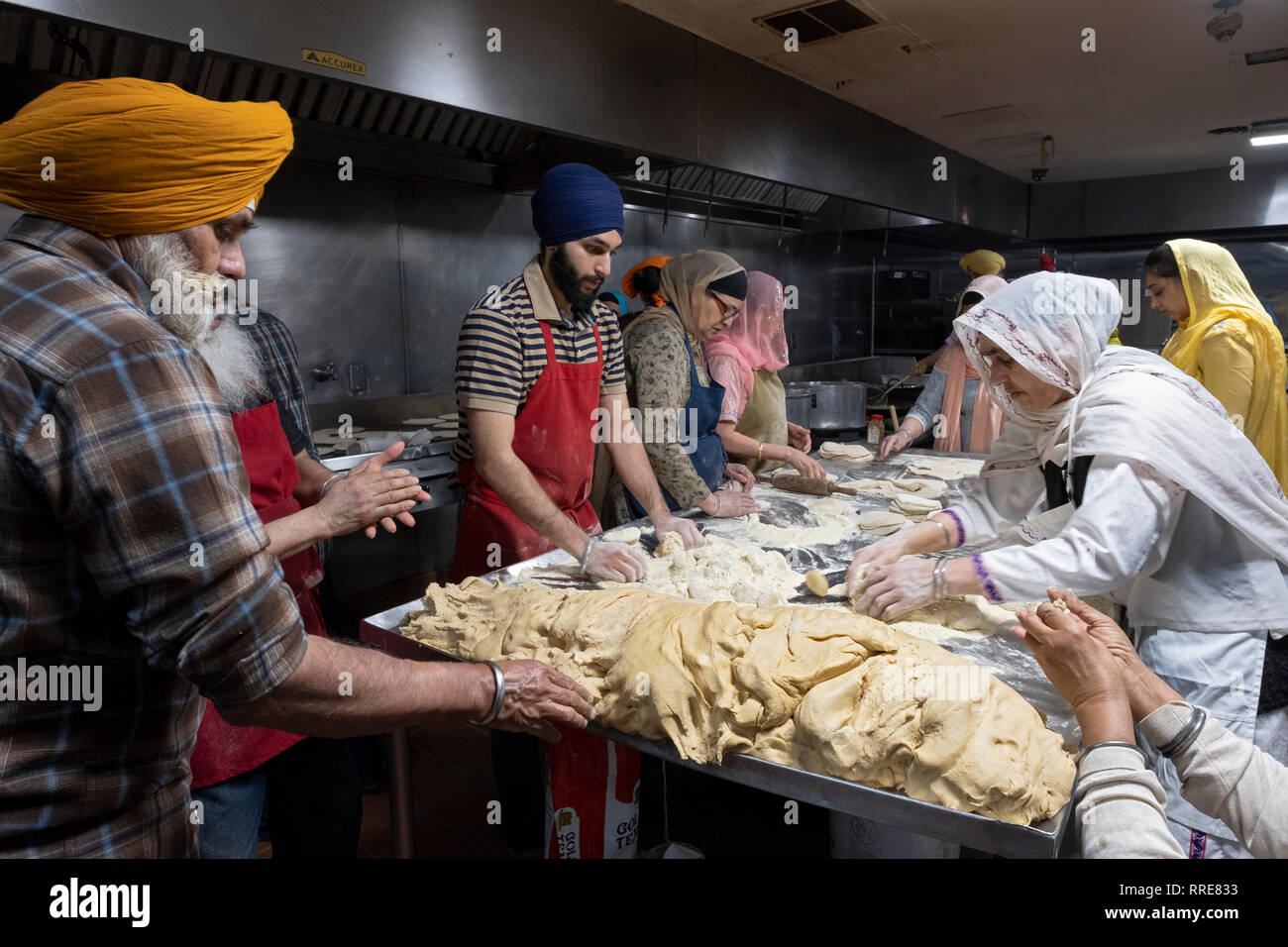 Women preparing roti hi-res stock photography and images - Alamy