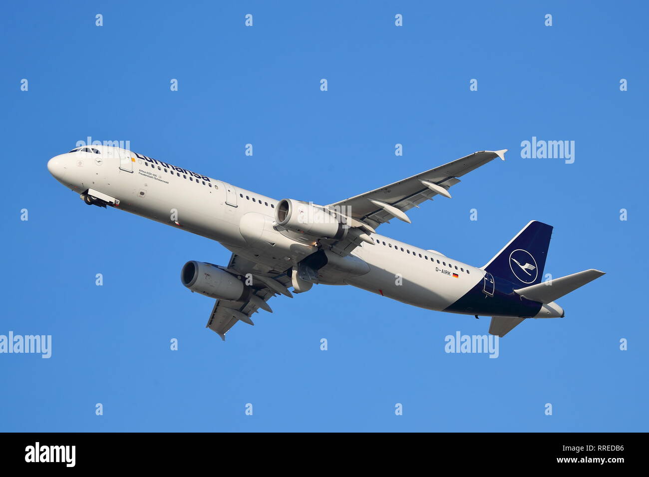 Lufthansa airbus a321 taking off hi-res stock photography and images ...