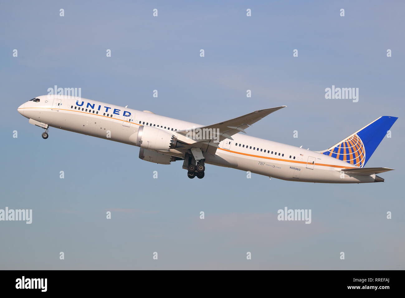 American airlines boeing 787 taking off hi-res stock photography and ...