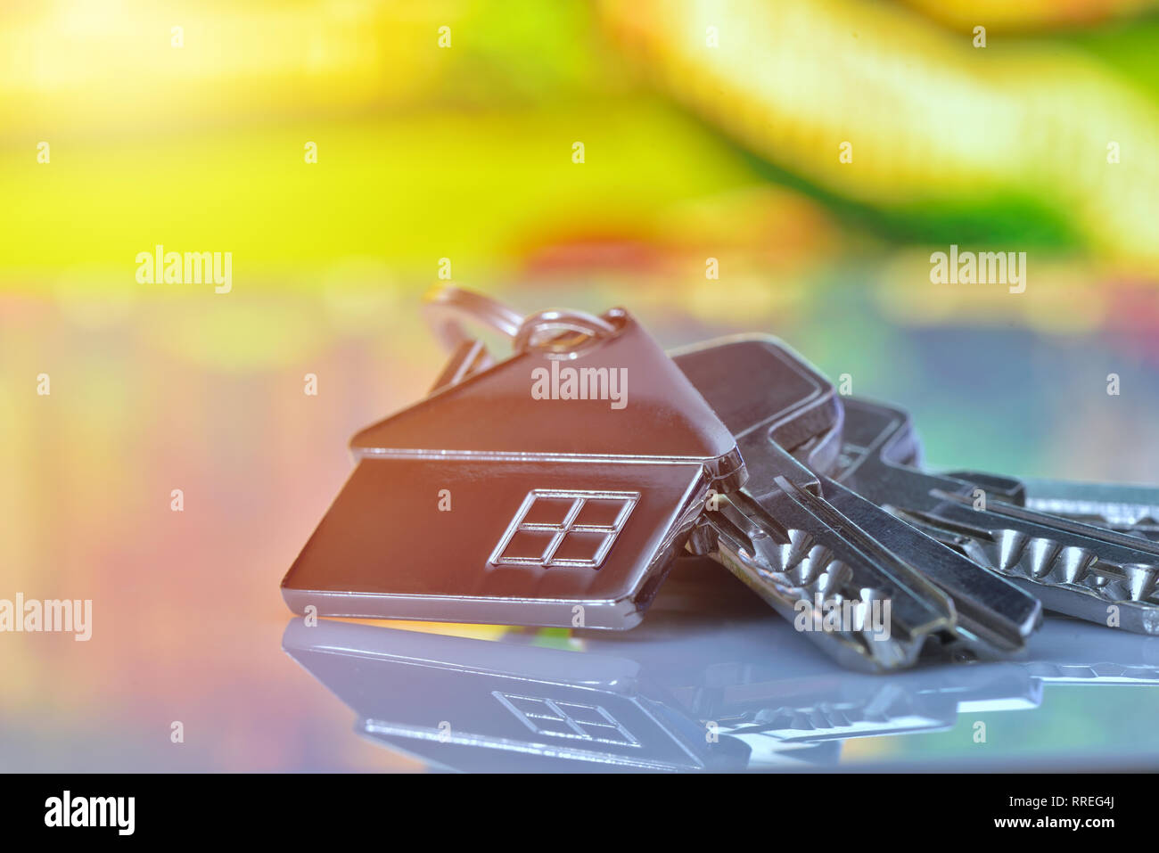 House keys with house figure on desk, out of focus background Stock ...