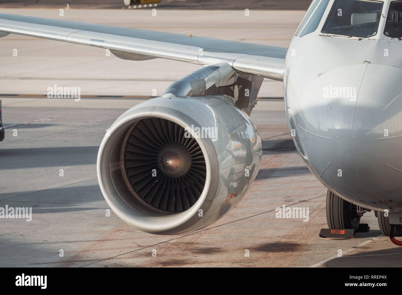 Jet loading hi-res stock photography and images - Alamy