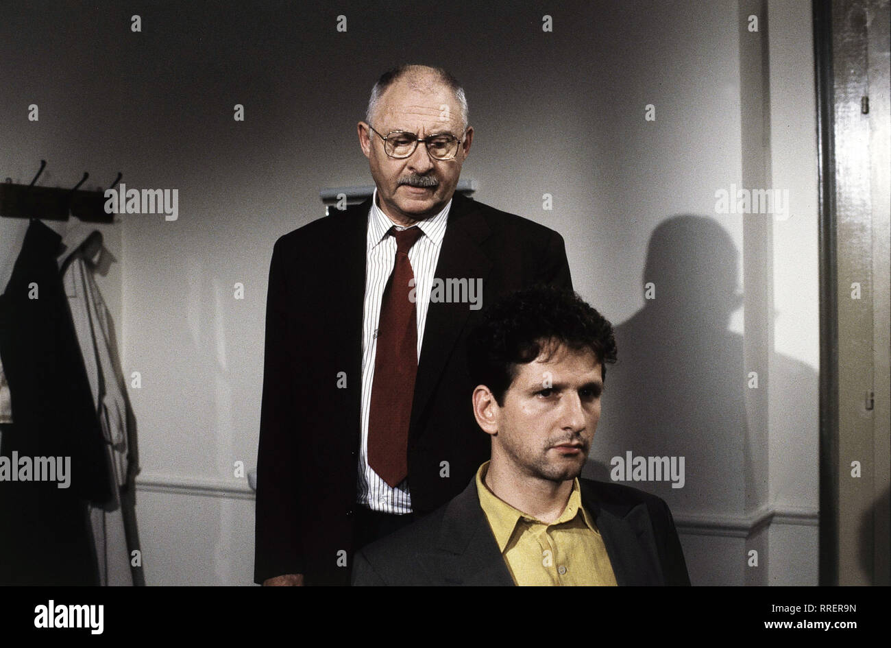 DER ALTE- Leo Kress (ROLF SCHIMPF, l.) fühlt dem ehemals angeklagten ...