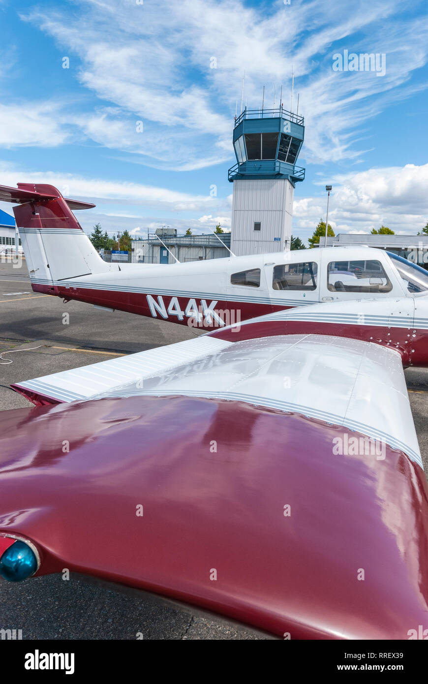A view of a Piper Twin-Engine airplane showing the wing expanse Stock ...