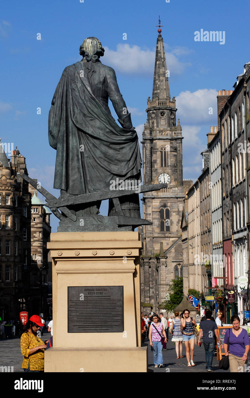 Tourism: Adam Smith statue at The Royal Mile, Edinburgh. Edimburgo ...