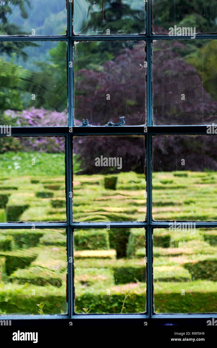Cultural Tourism: Maze of Traquair House, the oldest inhabitant house ...