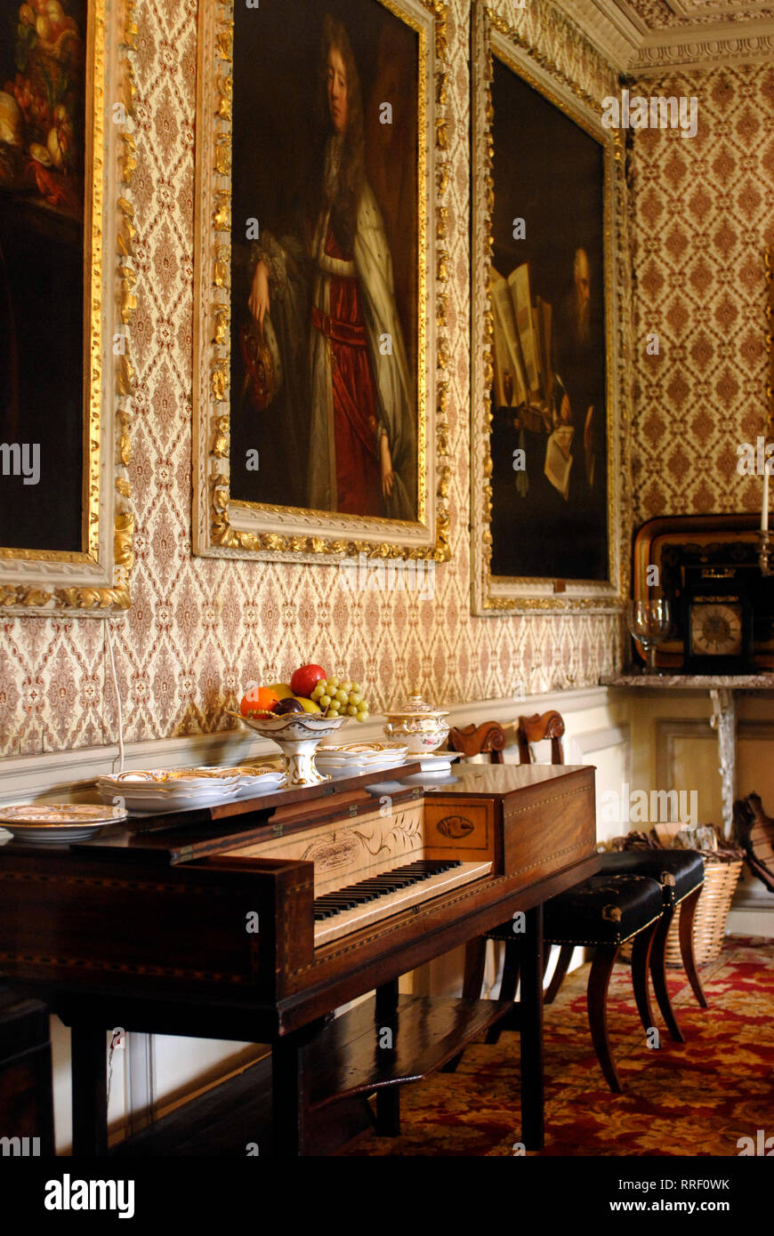 Cultural Tourism: Traquair House, the oldest inhabitant house in the ...