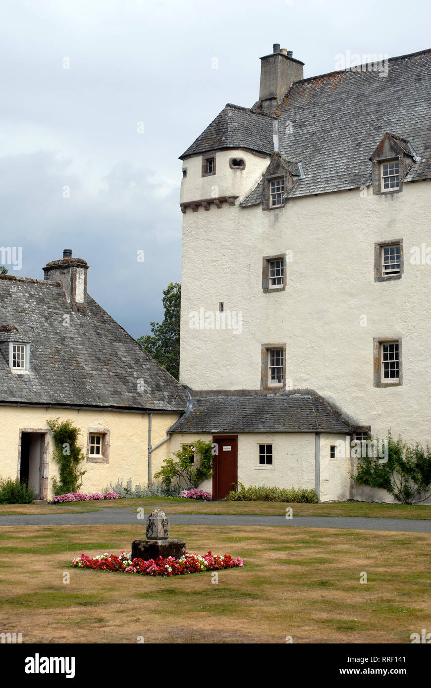 Cultural Tourism: Traquair House, the oldest inhabitant house in the ...