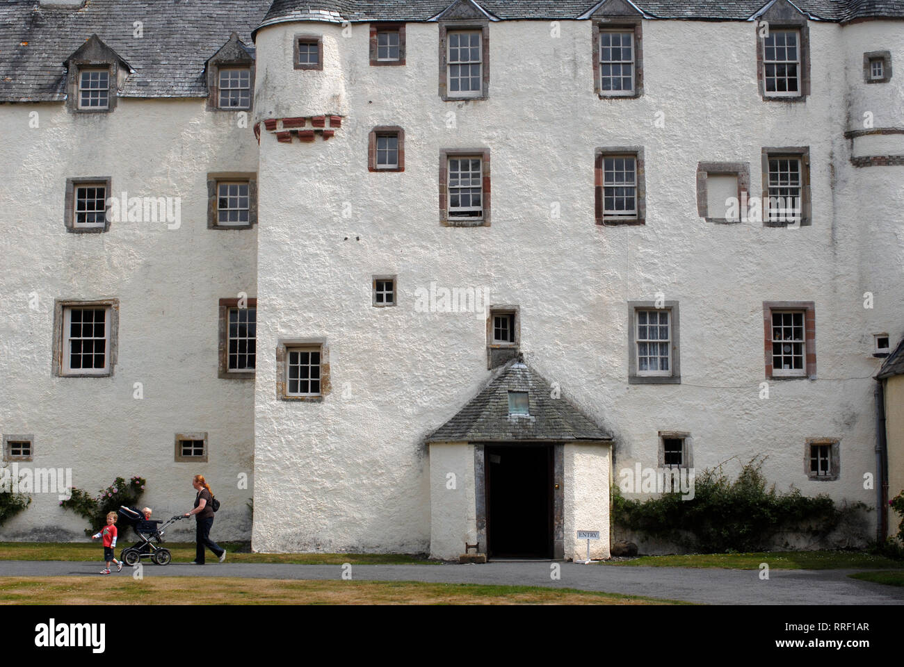Cultural Tourism: Traquair House, the oldest inhabitant house in the ...