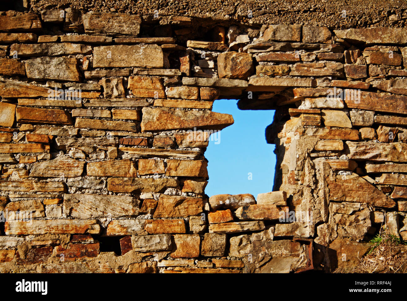 Old stone walling hi-res stock photography and images - Alamy