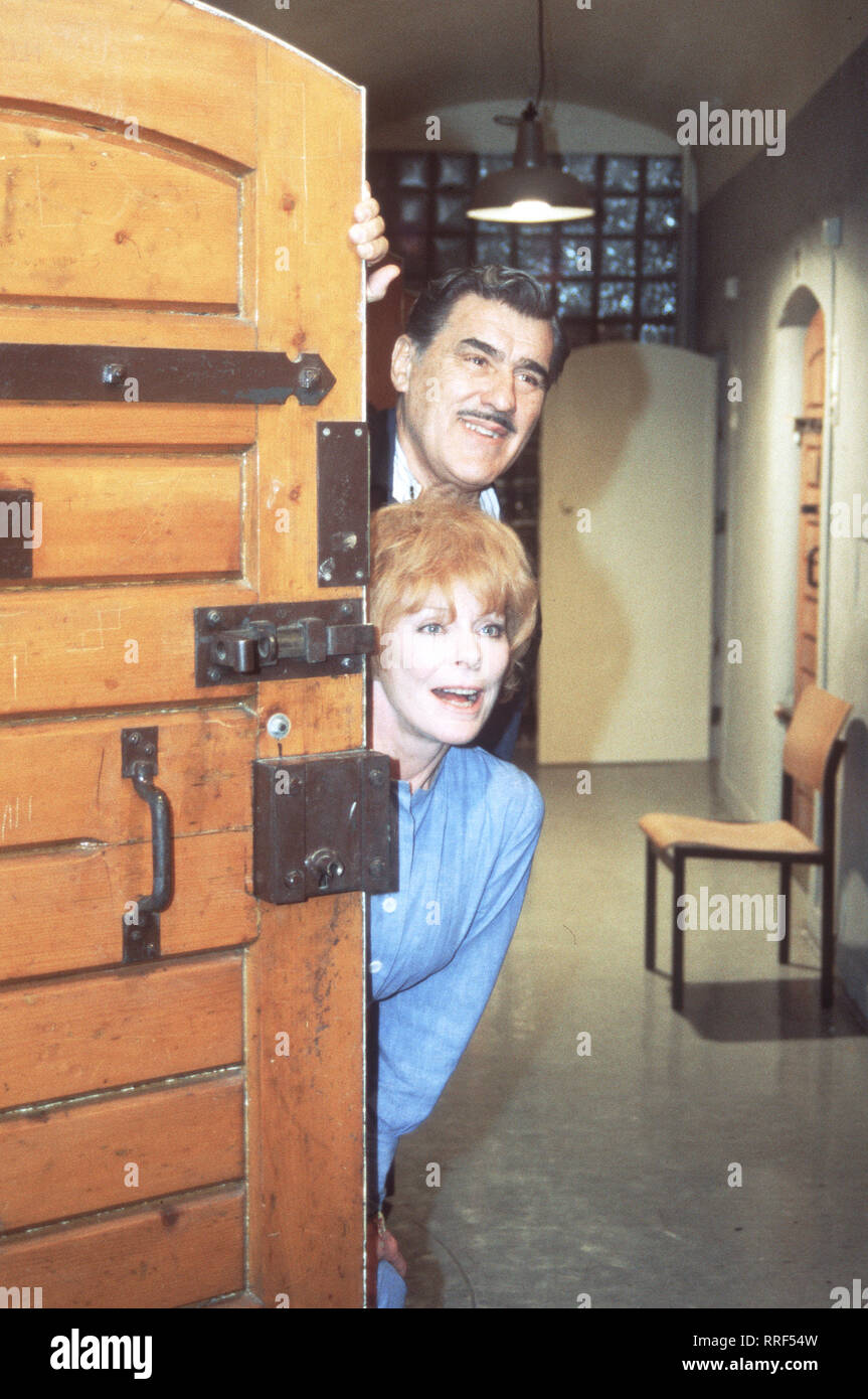 ALLES NUR TARNUNG / D 1996 / Peter Zingler / Willi (MARIO ADORF) und ...