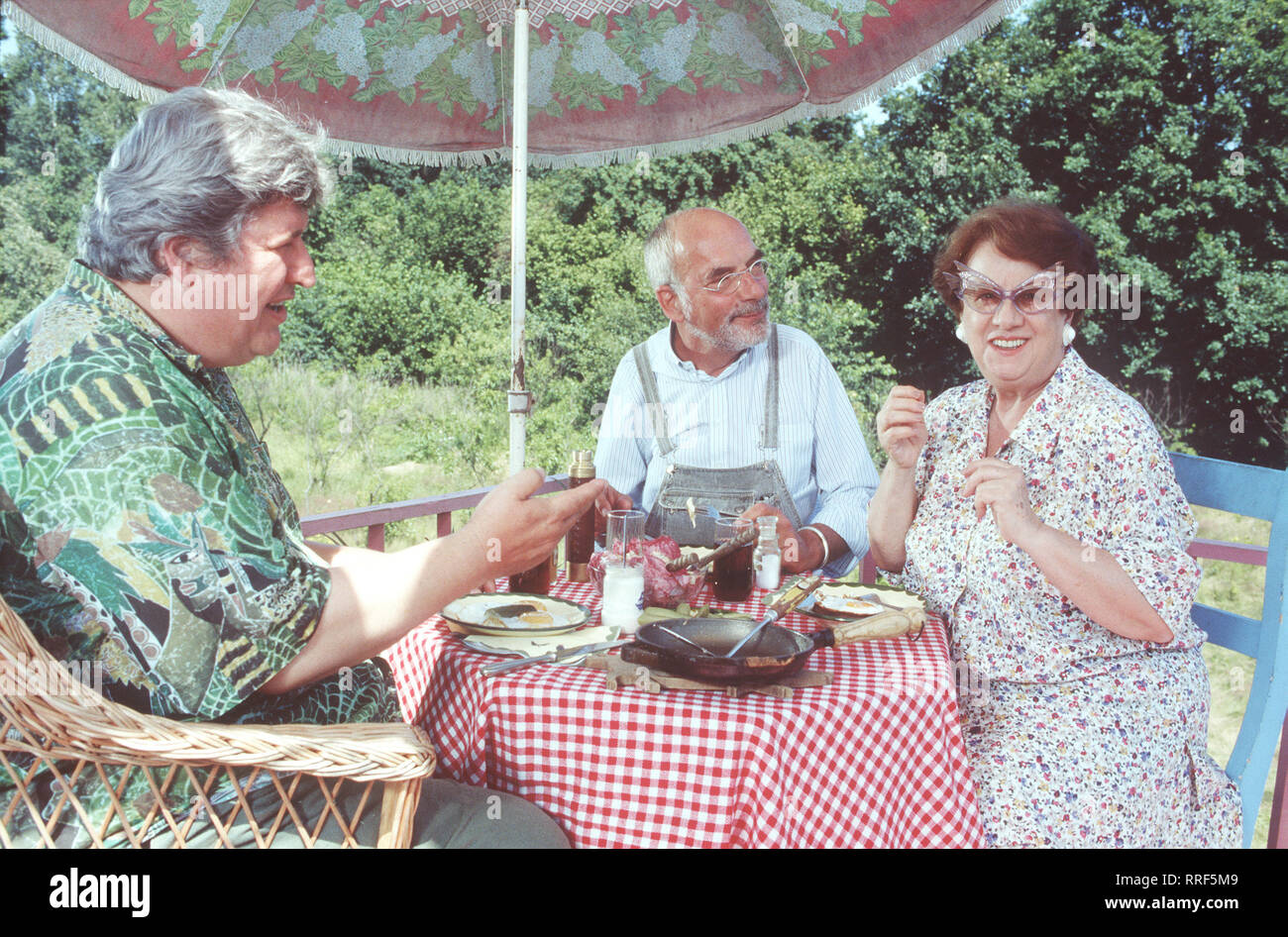 LÖWENZAHN- Peter lässt sich die Funktion des Auges erklären. Szene mit ...