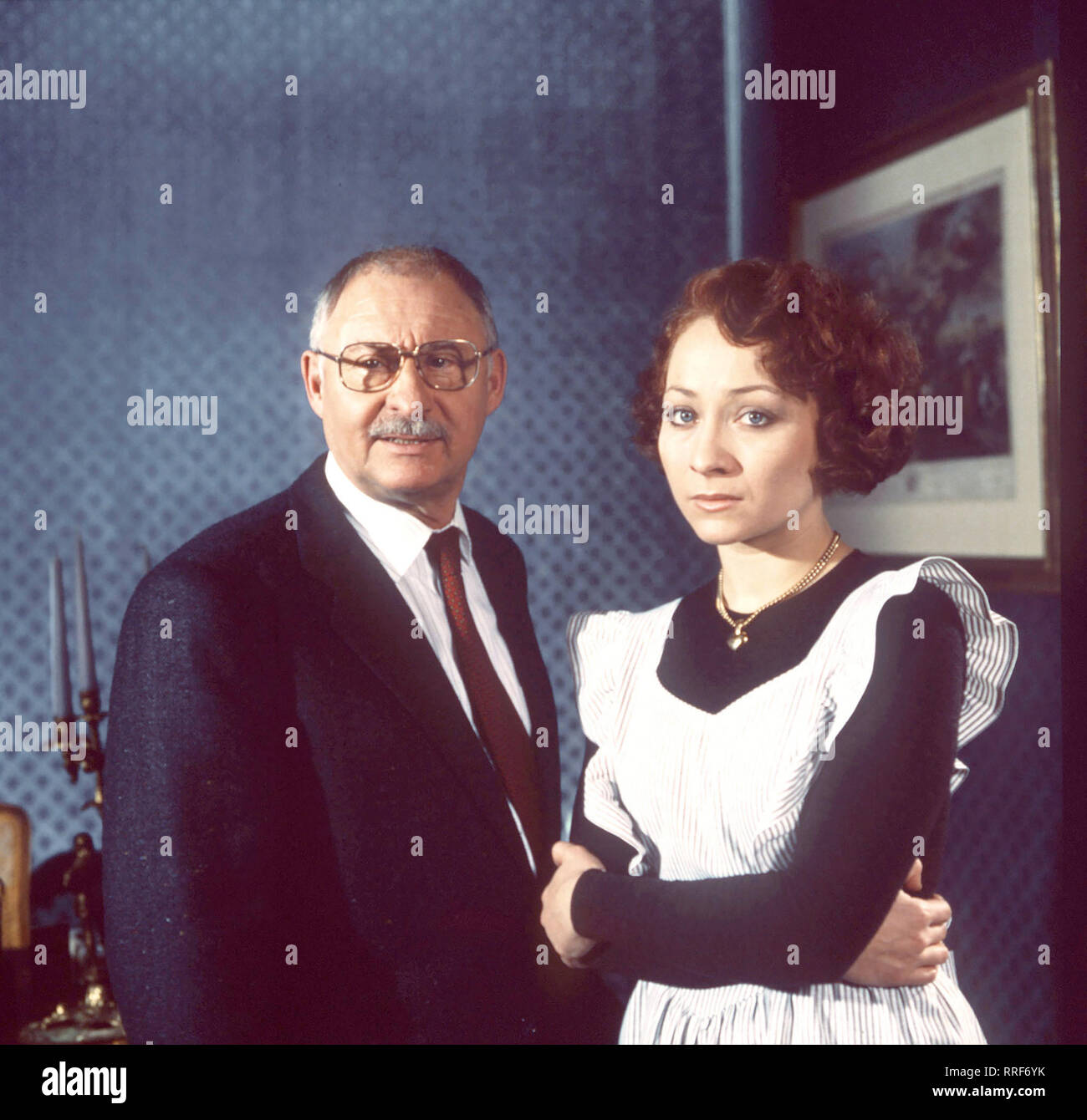 DER ALTE- Kress (ROLF SCHIMPF) verhört die Haushälterin Vera Behling ...