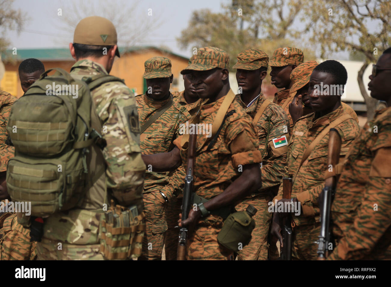 A Portuguese Special Forces commando briefs Burkina Faso soldiers ...