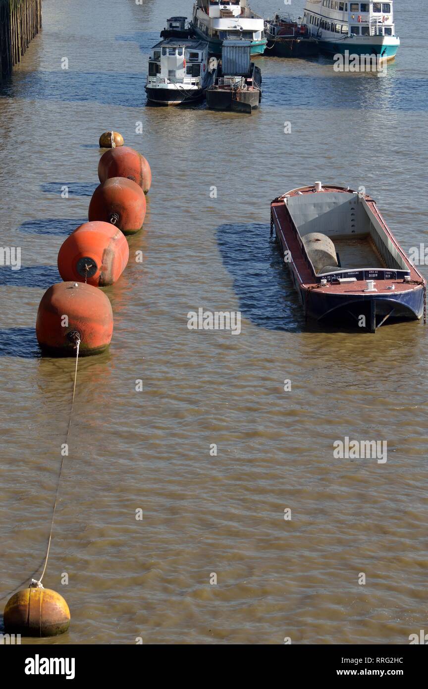 London barge hi-res stock photography and images - Alamy