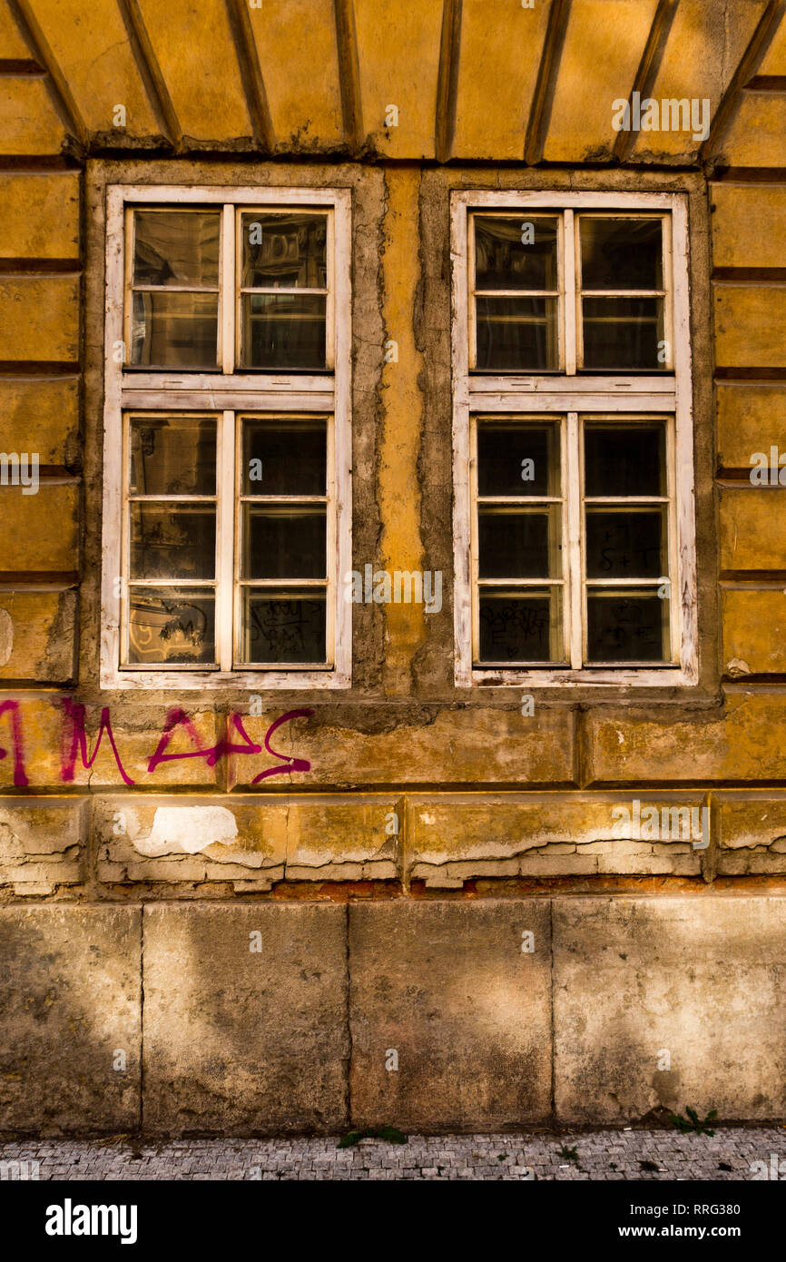 Old yellow windows hi-res stock photography and images - Alamy